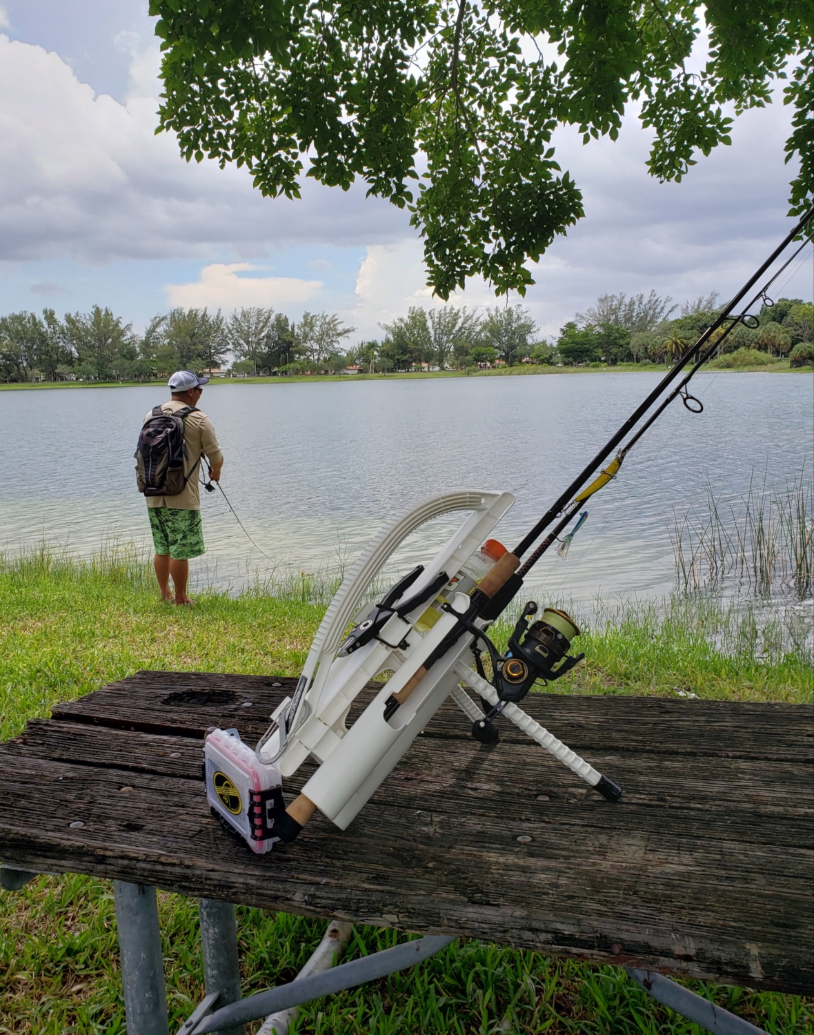 EXPRESS 3: WHITE portable fishing rod caddy